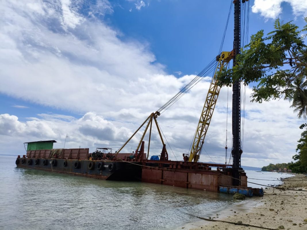 Izin Berakhir, Tongkang Proyek Pertamina Masih Sandar di Pantai Lakeba ...
